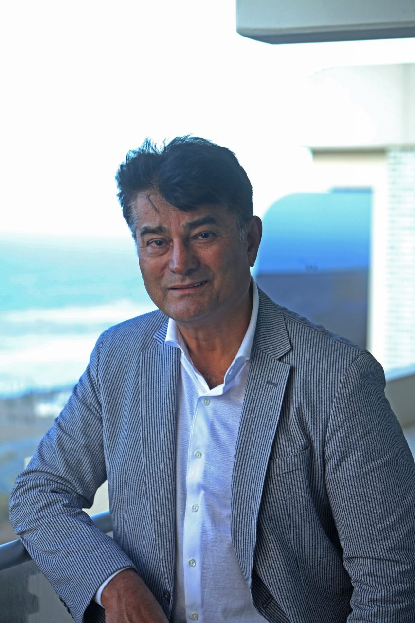 Chirurg Mahabier lobbyt in Nederland, opereert in Suriname - Nieuw Wij