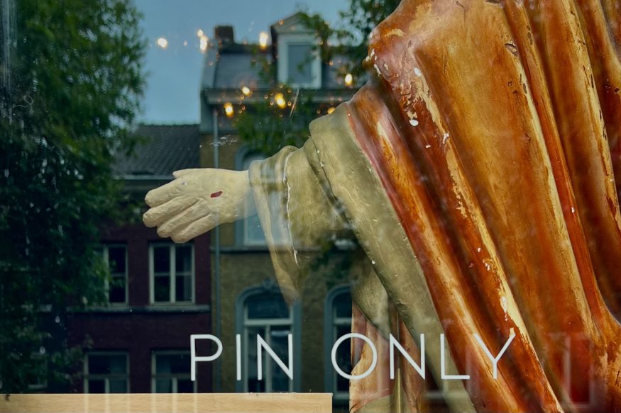 Door de lens van Sam L. Street: uitgestoken hand - PIN ONLY - Nieuw Wij